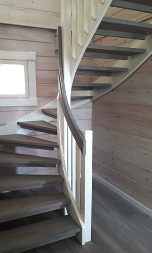 Mittatilausvalmisteiset puuportaat asennettuna | Somerikkuna Oy